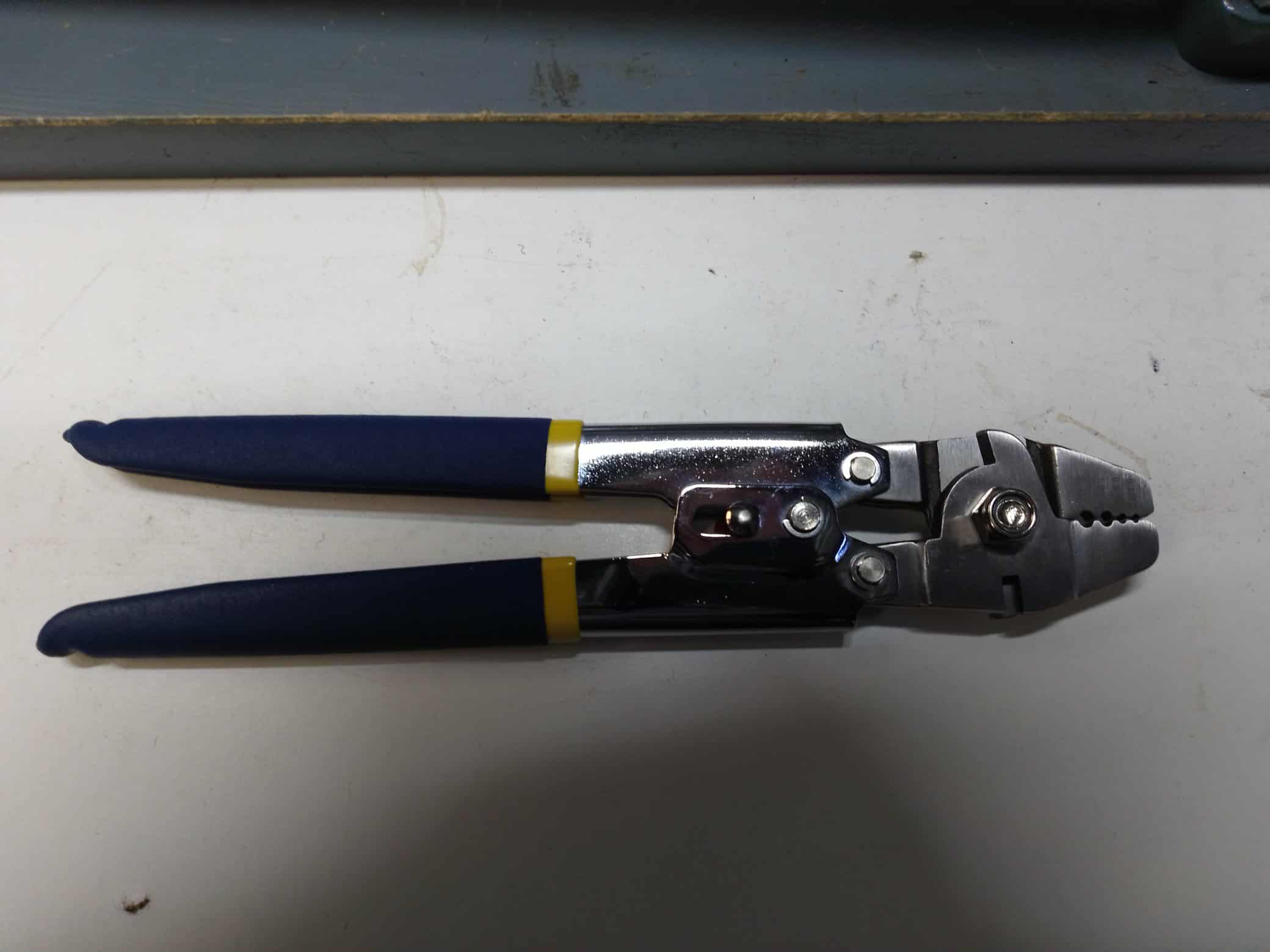 Hand crimping tool
